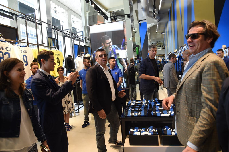 Inter Store, inaugurato il nuovo negozio a Milano: le foto | Foto ...