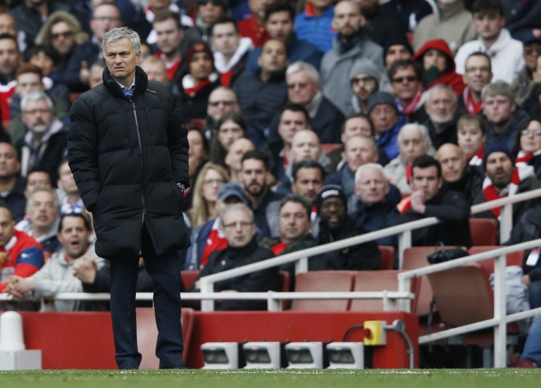 Mourinho parla con un tifoso dell'Arsenal | Foto - Sportmediaset