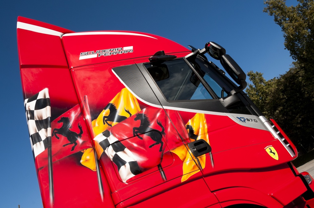 La Ferrari mette all'asta uno dei suoi bilici | Foto - Sportmediaset La Ferrari mette all'asta uno dei suoi bilici | Foto - Sportmediaset