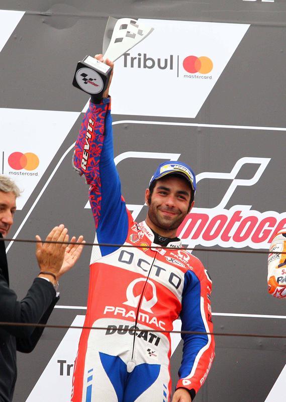 Marc danza nella pioggia | Foto - Sportmediaset