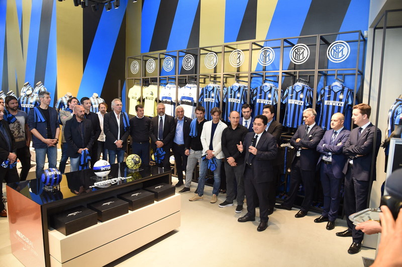 Inter Store, inaugurato il nuovo negozio a Milano: le foto | Foto ...