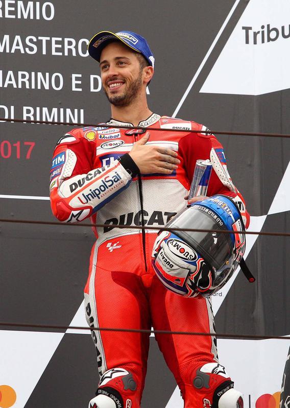 Marc danza nella pioggia | Foto - Sportmediaset