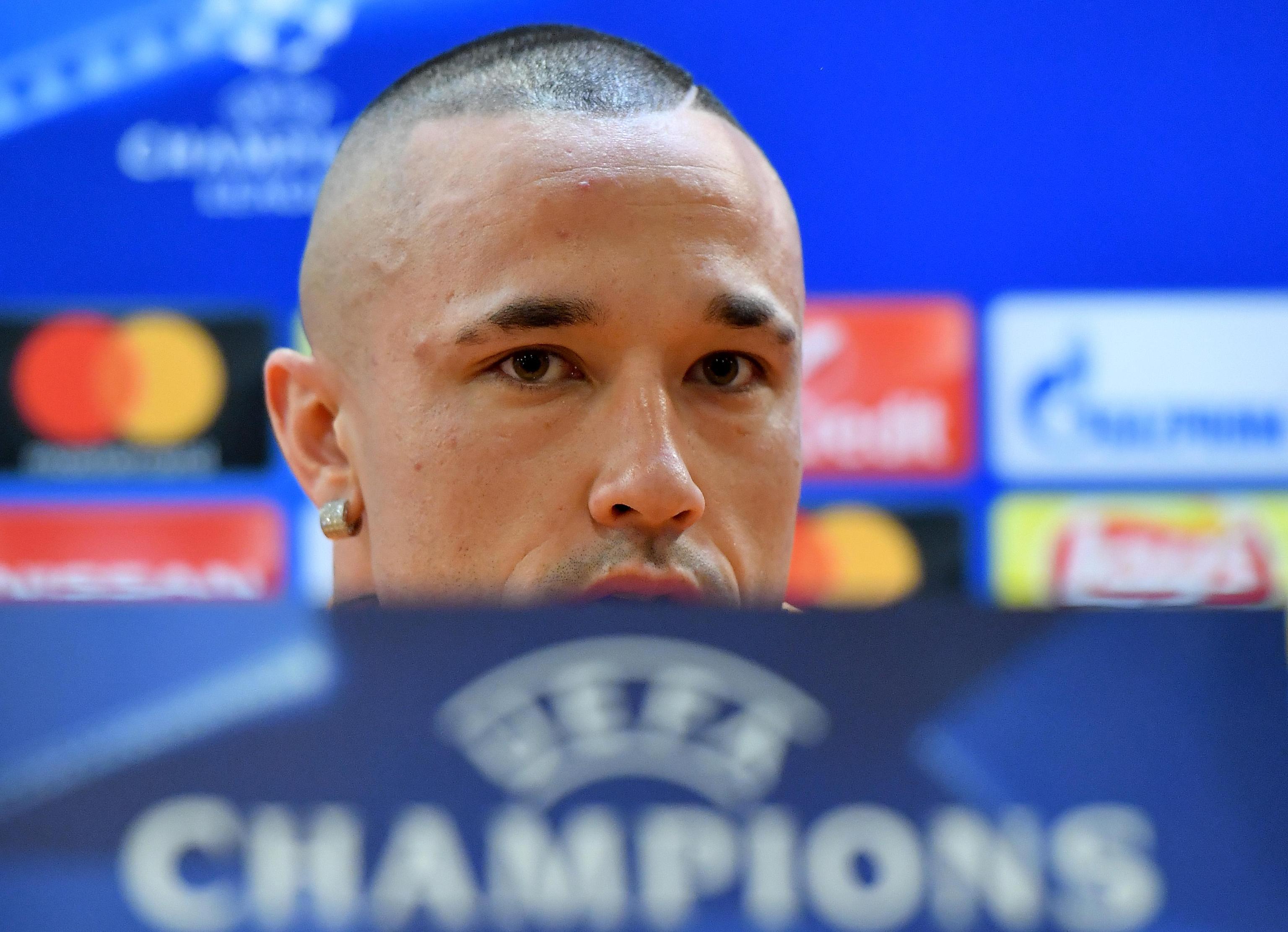 Roma in campo con una maglia per Sean Cox | Foto - Sportmediaset