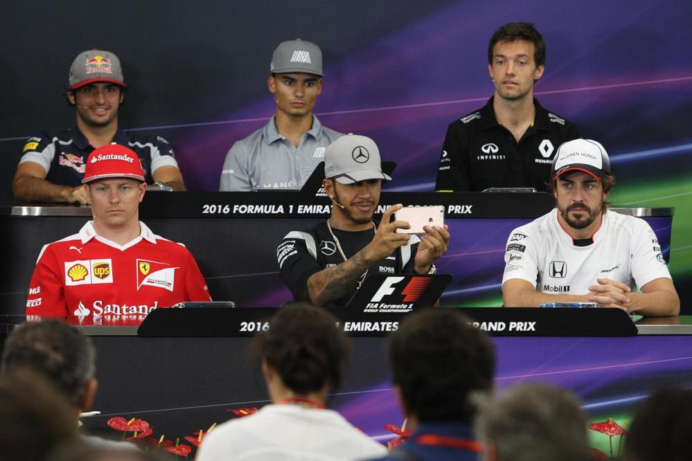 Hamilton nella bufera, su Snapchat durante la conferenza | Foto ...